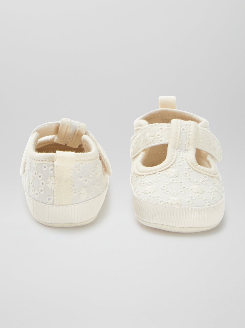 Pantufas estilo ténis com bordado inglês - BEGE - 6.00€ - Kiabi